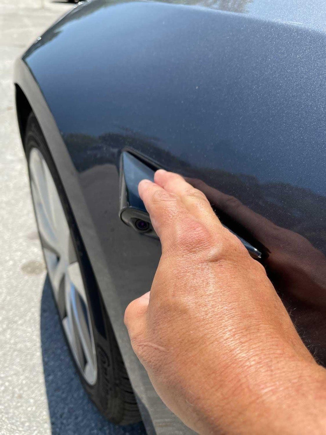 Tesla May Replace Gear Shift Knobs With Touchscreen Operated Shifters